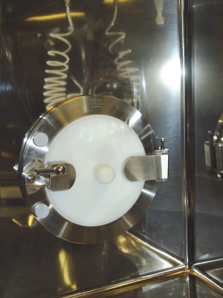 Isolators for safe HAPI transfer and dispensing | Comecer